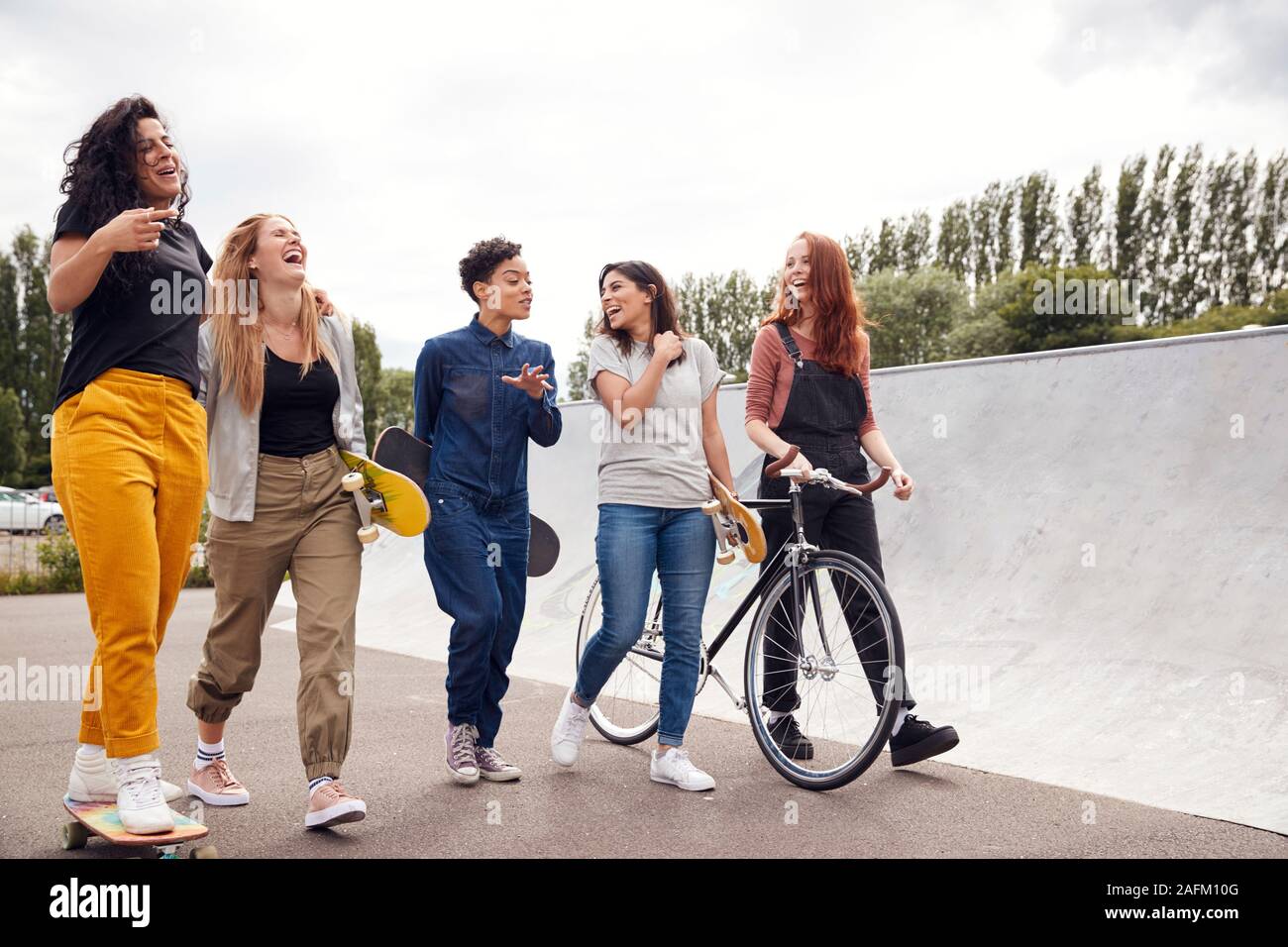 Friends hanging out skate park hi-res stock photography and images - Alamy