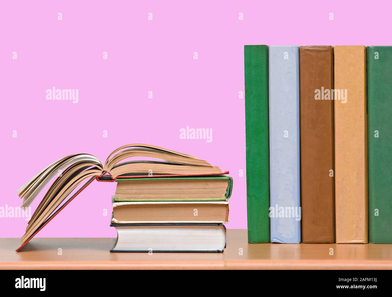 Row of books on shelf Stock Photo - Alamy