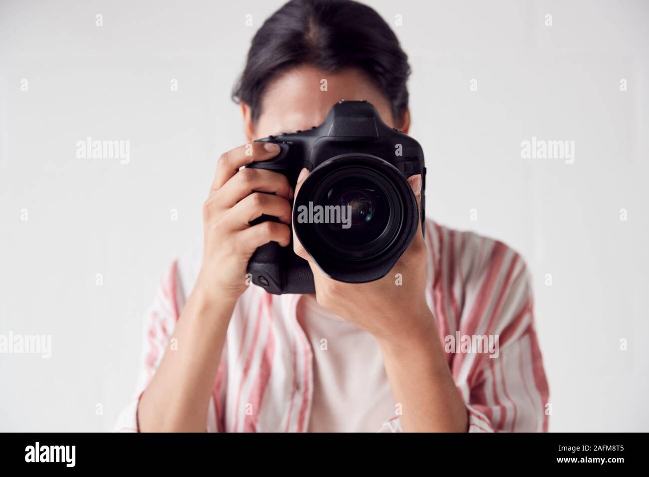 Camera studio backdrop photographer hi-res stock photography and images ...