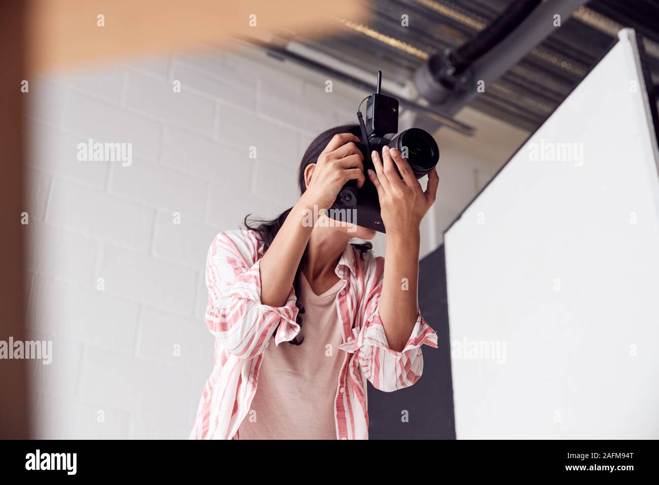 Camera studio backdrop photographer hi-res stock photography and images ...