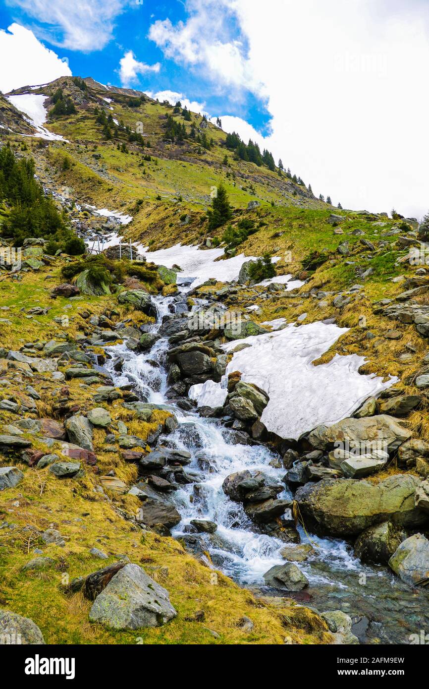 Water flows on mountain rocks hi-res stock photography and images - Alamy
