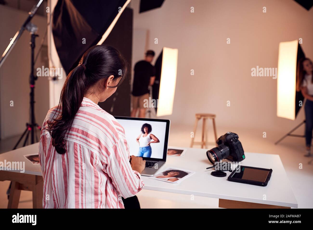 Professional female photographer hi-res stock photography and images ...