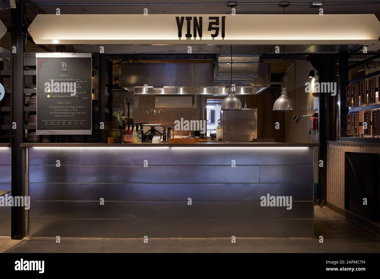 Kitchen counter restaurant front hi-res stock photography and images ...