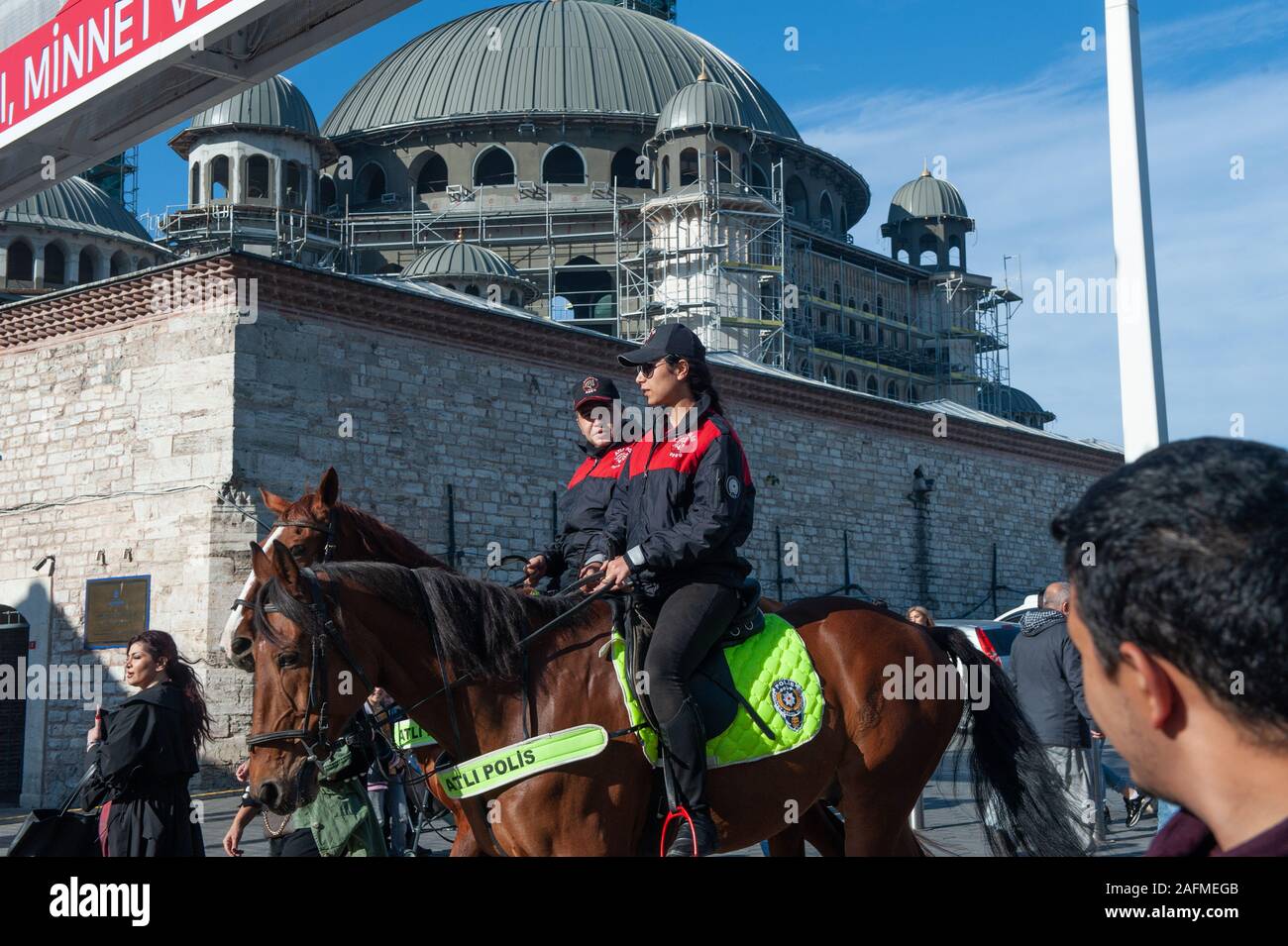 Female mounted police hi-res stock photography and images - Alamy