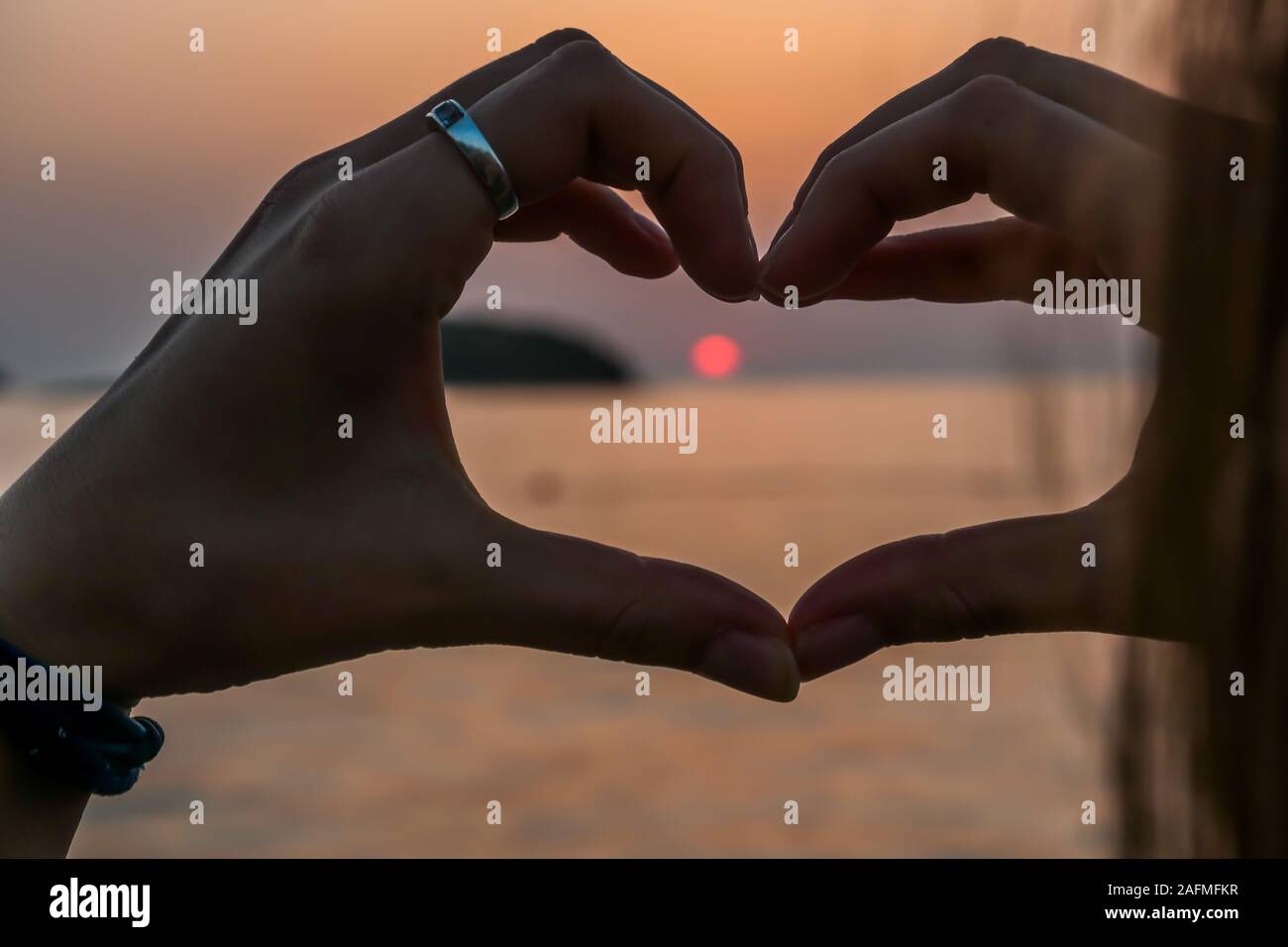 Hands framing landscape hi-res stock photography and images - Alamy