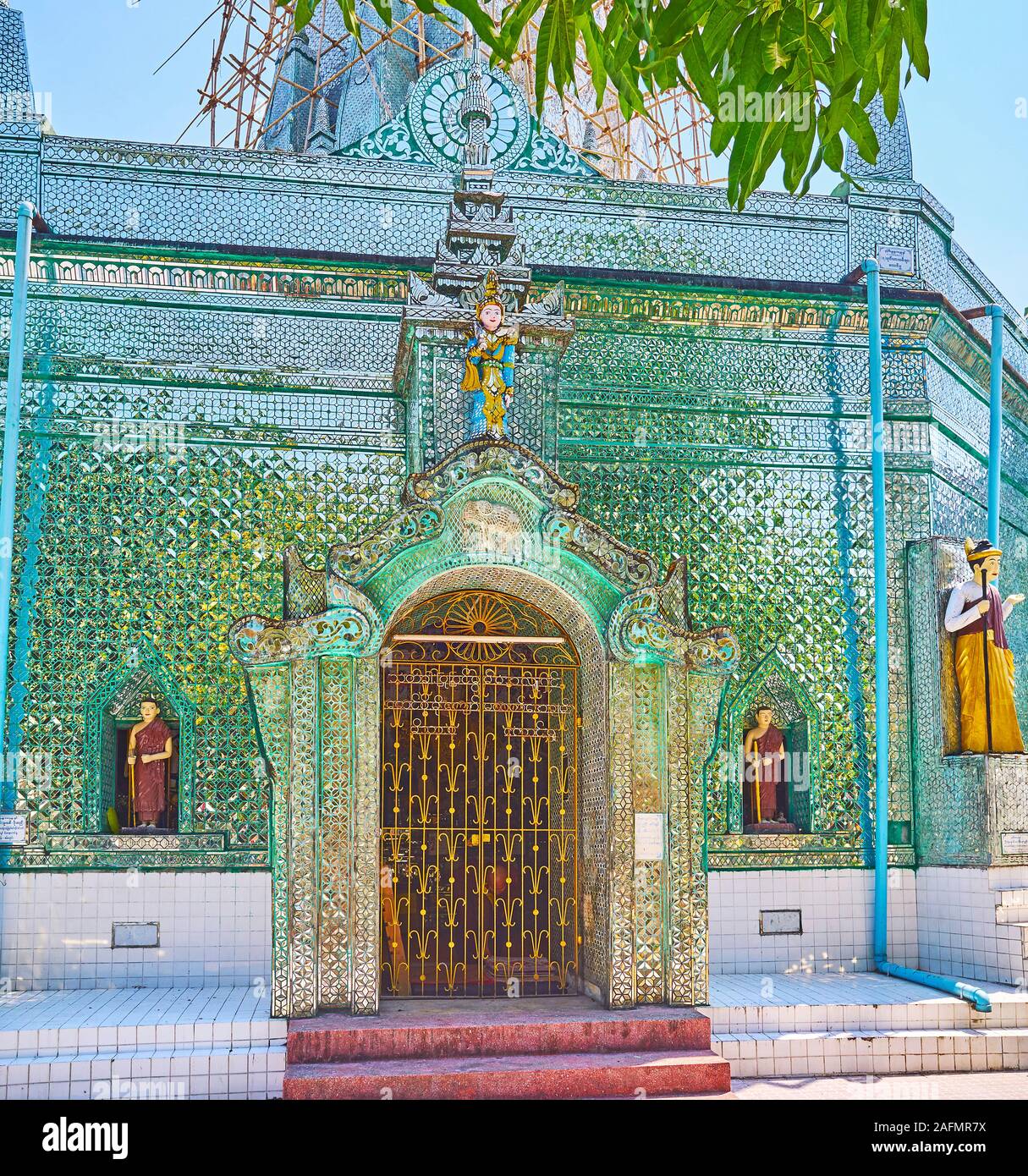 Yangon temples hi-res stock photography and images - Alamy