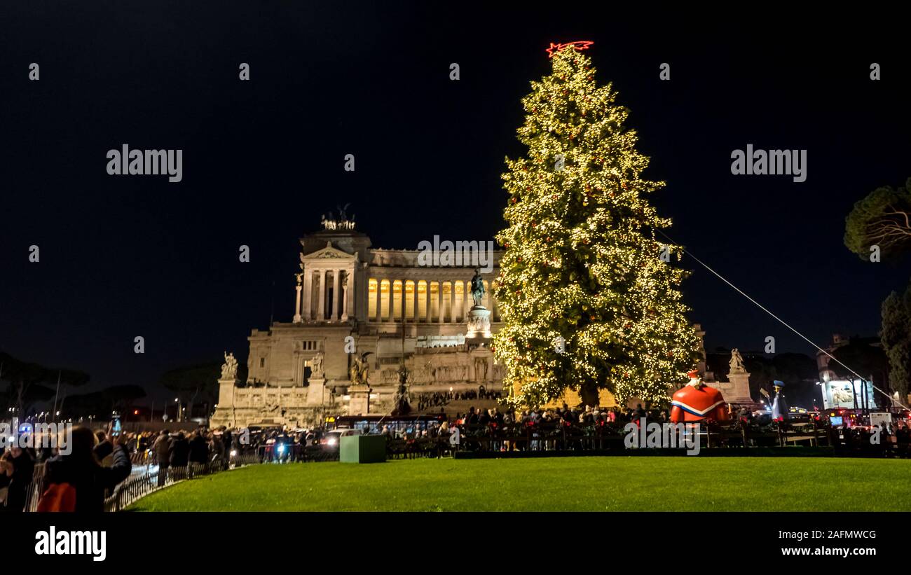 Rome 2019. Christmas tree, for the first time with the house of Santa ...