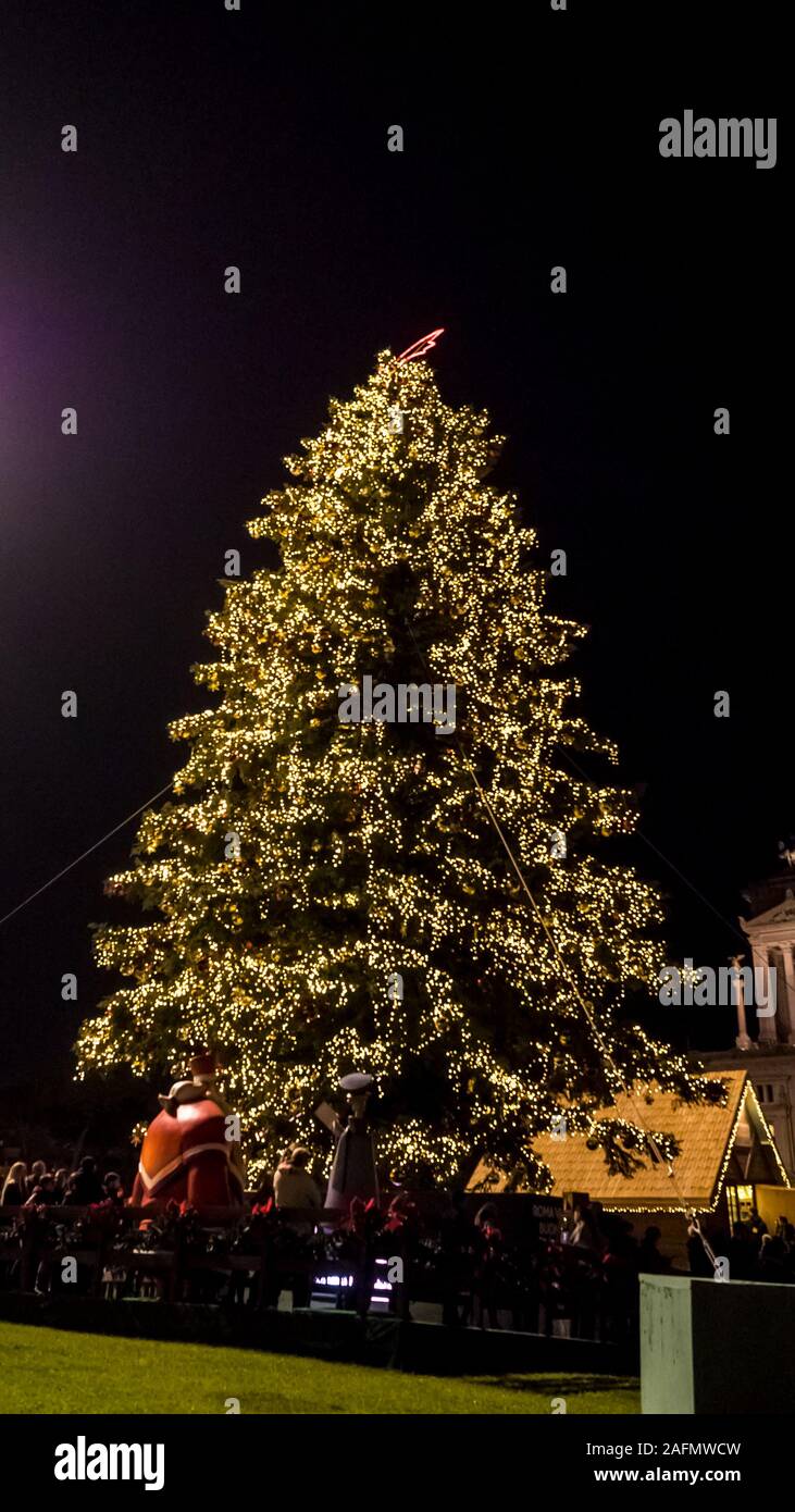 Rome 2019. Christmas tree, for the first time with the house of Santa ...