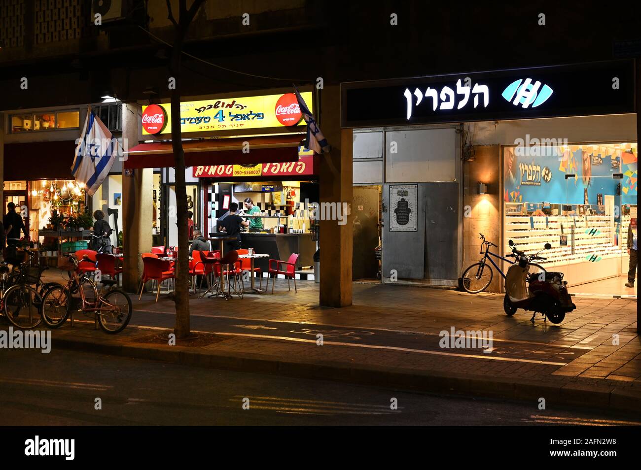Falafel bar in Tel Aviv Stock Photo - Alamy