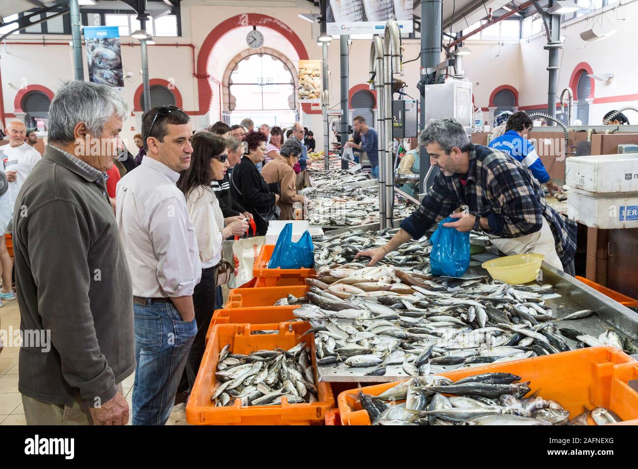 Algarve fish market hi-res stock photography and images - Alamy