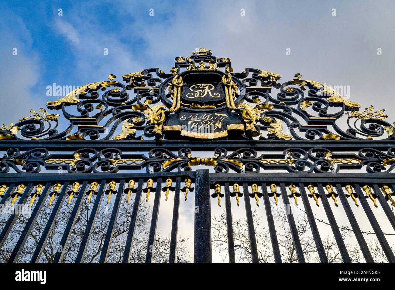 Gilded, iron gate, Regents Park, London, England, UK Stock Photo - Alamy