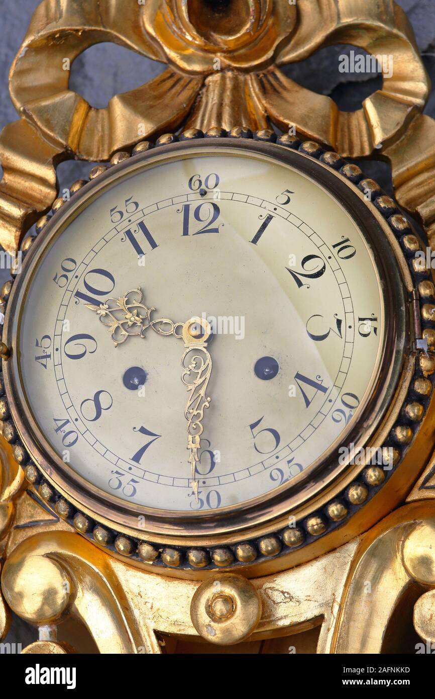 Luxury vintage gold analog clock for wall Stock Photo - Alamy