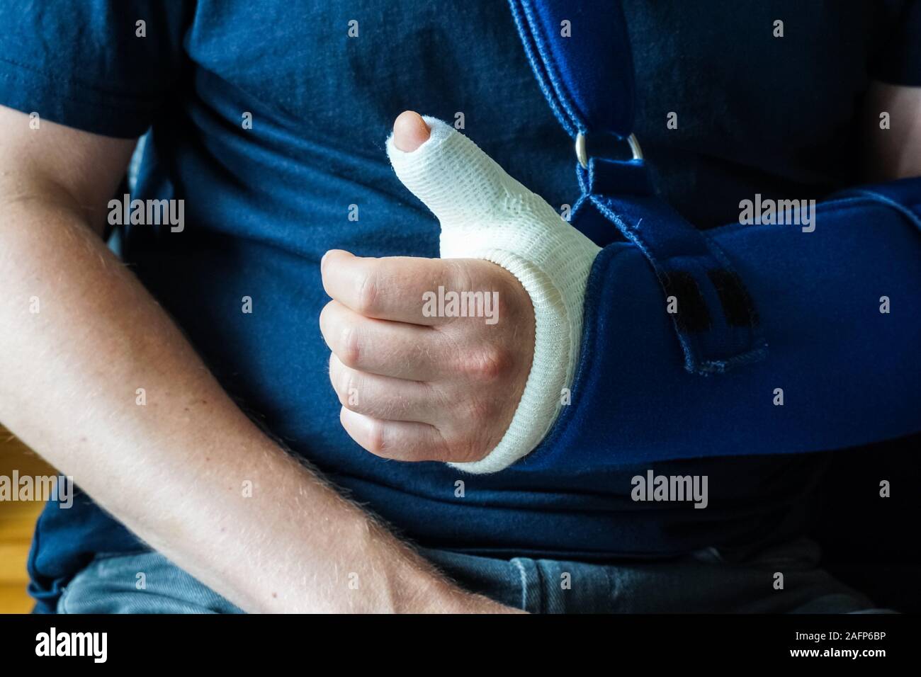 Arm sling hi-res stock photography and images - Alamy