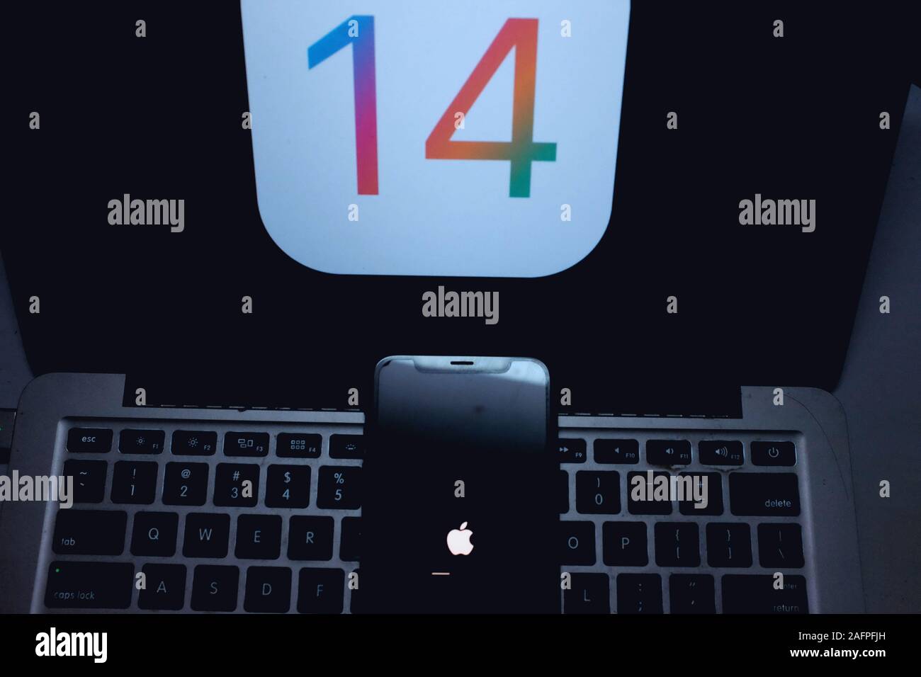 Iphone with the supposed logo of IOS 14, the new apple system to be ...