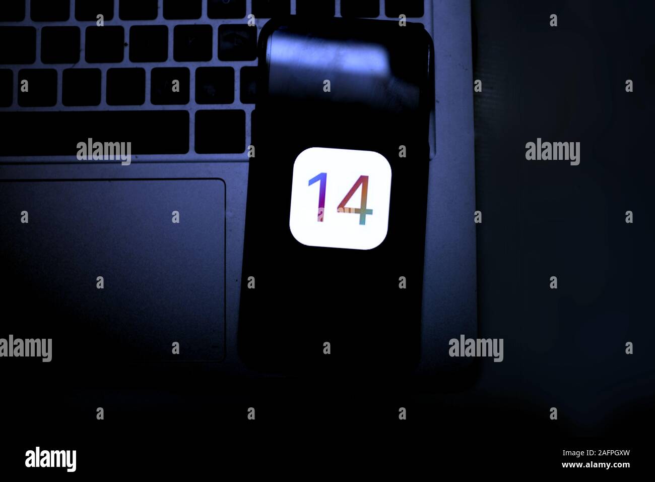 Iphone with the supposed logo of IOS 14, the new apple system to be ...
