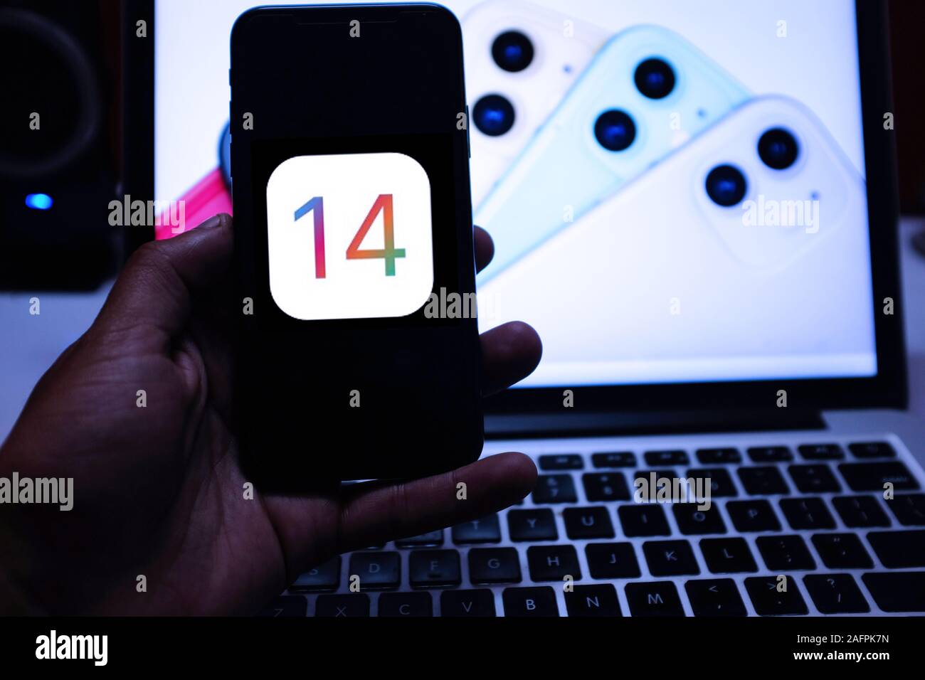 Iphone with the supposed logo of IOS 14, the new apple system to be ...