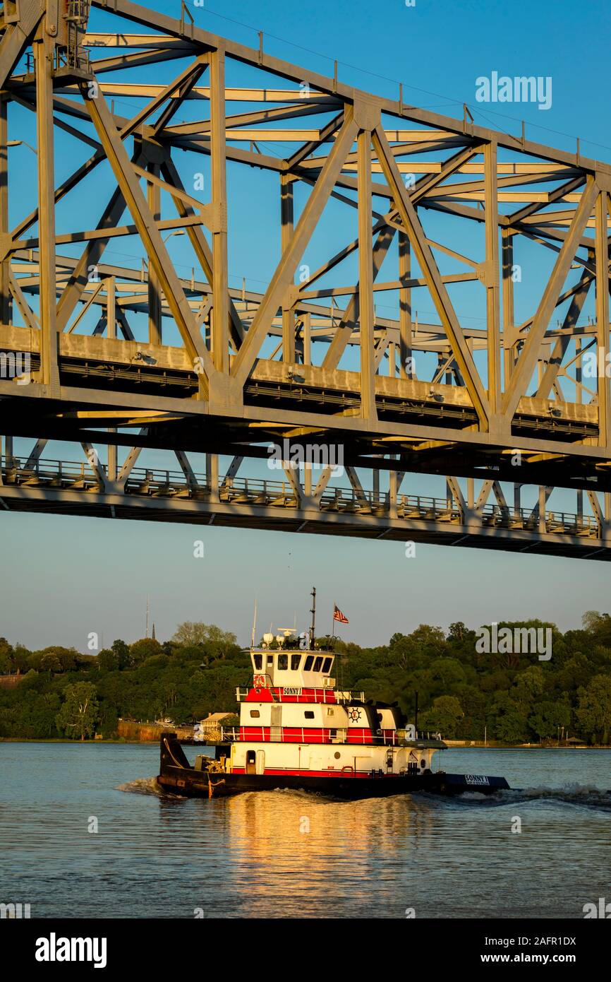 4/28/19 - VICKSBURG, MISS., USA - Vicksburg Bridge is a cantilever ...