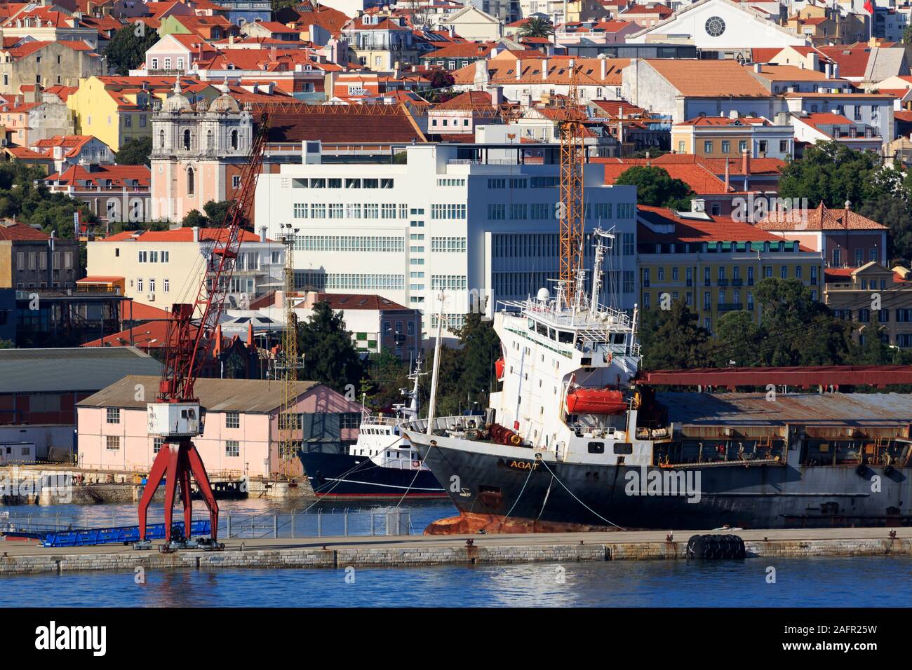 Lisbon docks hi-res stock photography and images - Alamy