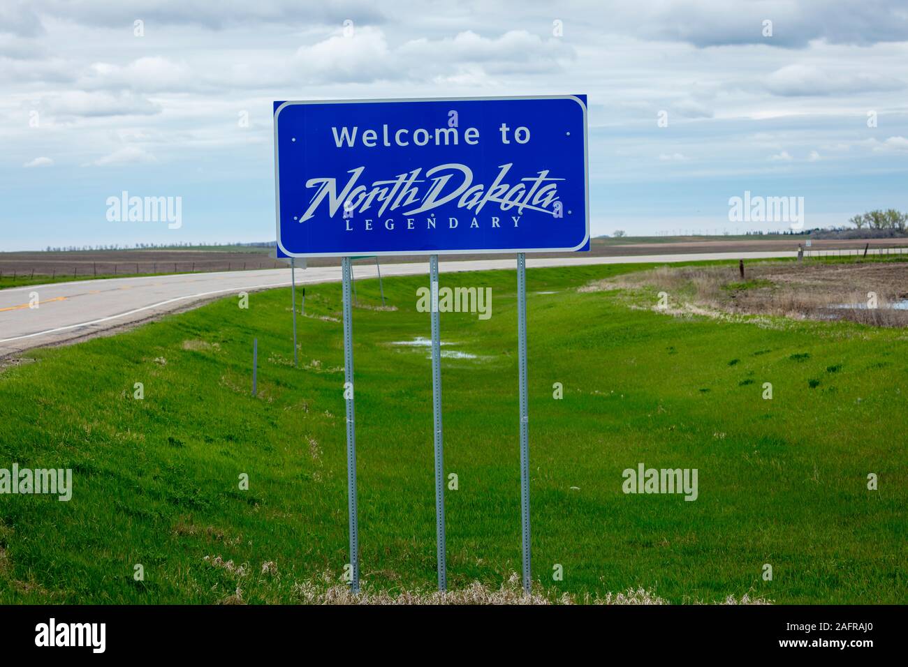 4/29/2019 N DAKOTA, USA - Welcome to North Dakota state road sign Stock ...