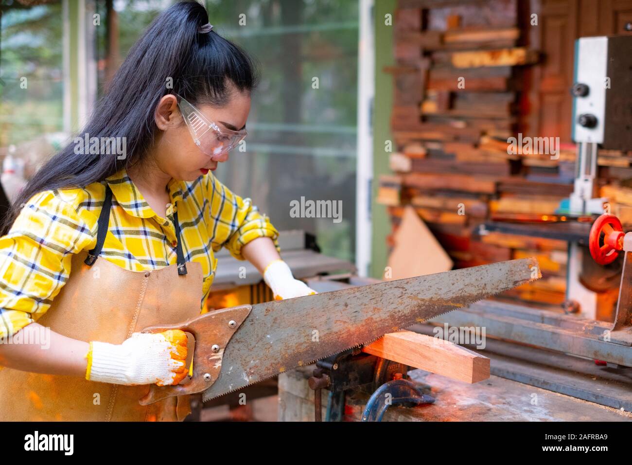 Sew saw hi-res stock photography and images - Alamy