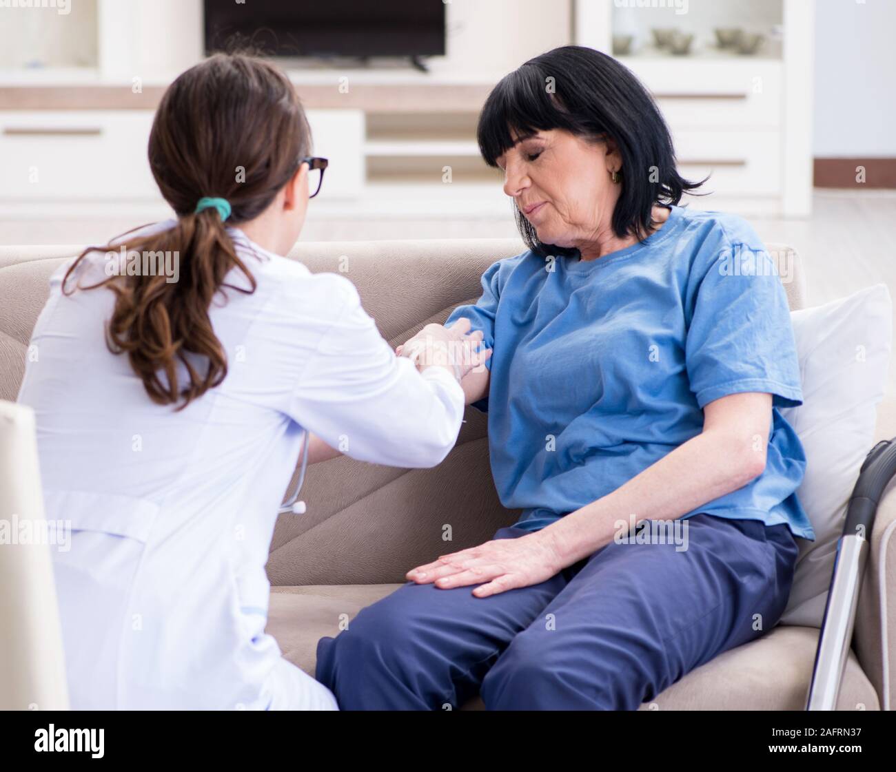 The doctor making injection to senior old woman Stock Photo - Alamy