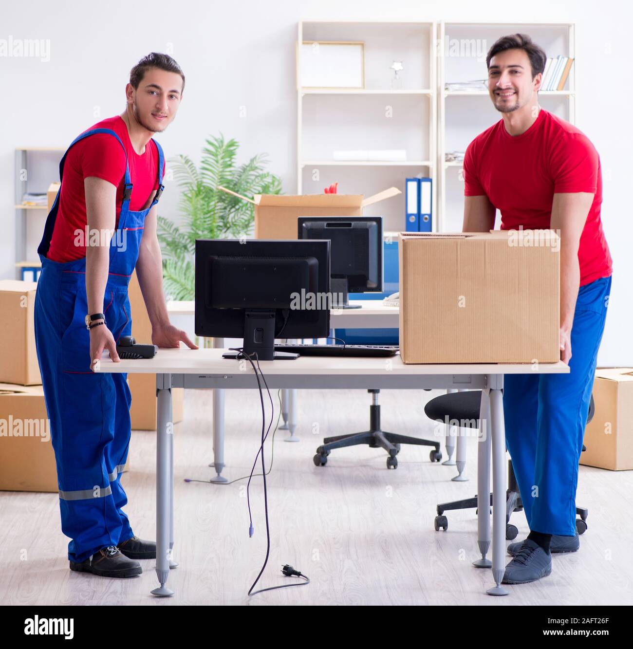 Warehouse employees carrying boxes hi-res stock photography and images ...