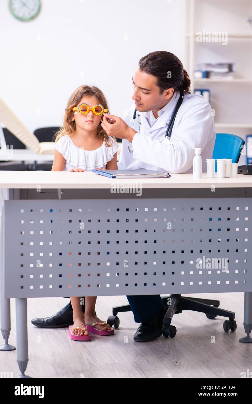 The young doctor pediatrician with small girl Stock Photo - Alamy