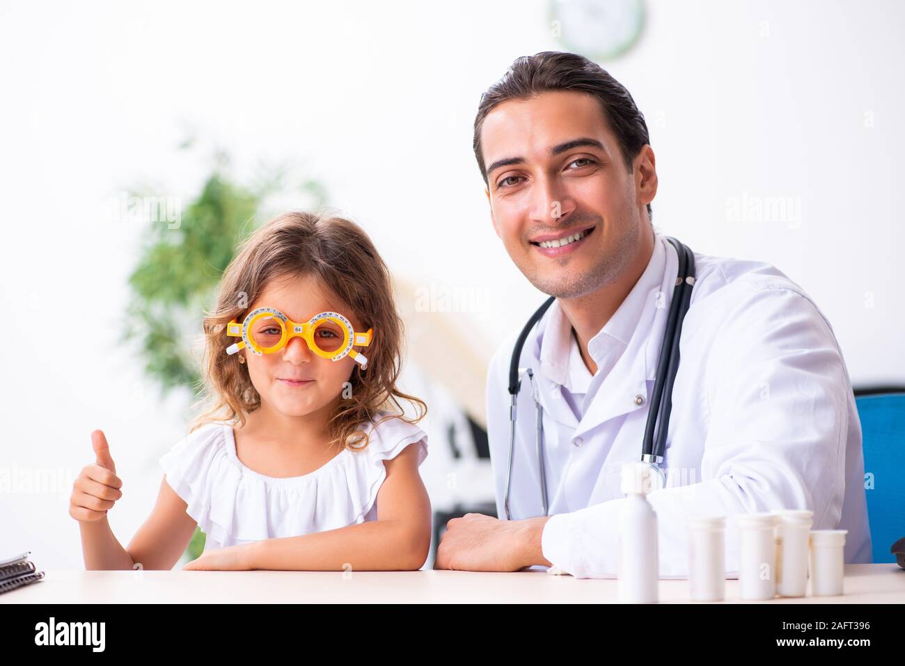 The young doctor pediatrician with small girl Stock Photo - Alamy