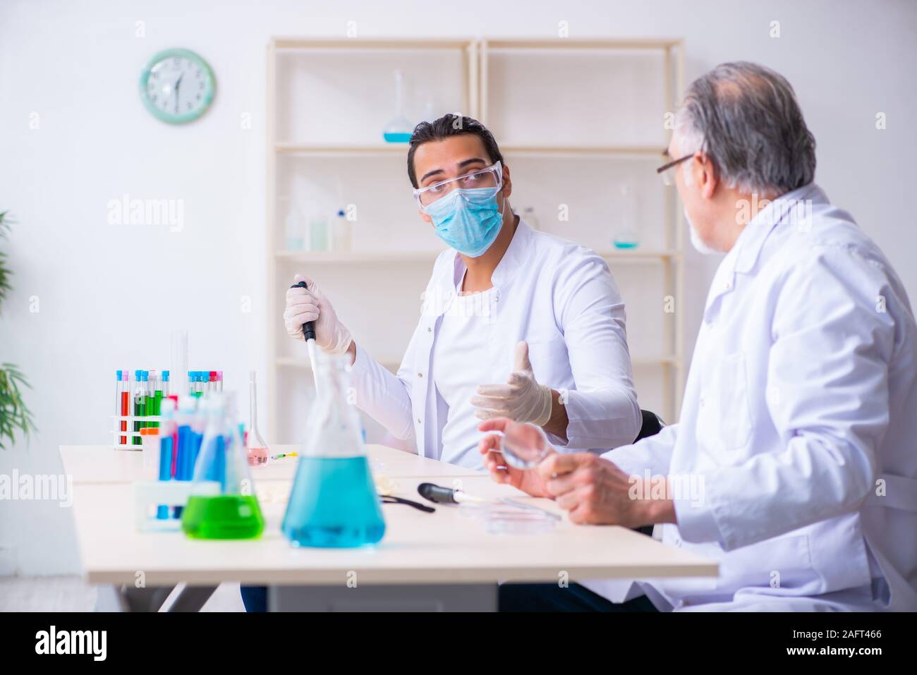 The two chemists working in the lab Stock Photo - Alamy