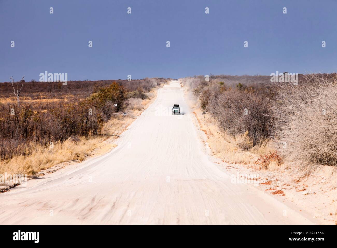 Four wheel drive in the desert hi-res stock photography and images - Alamy