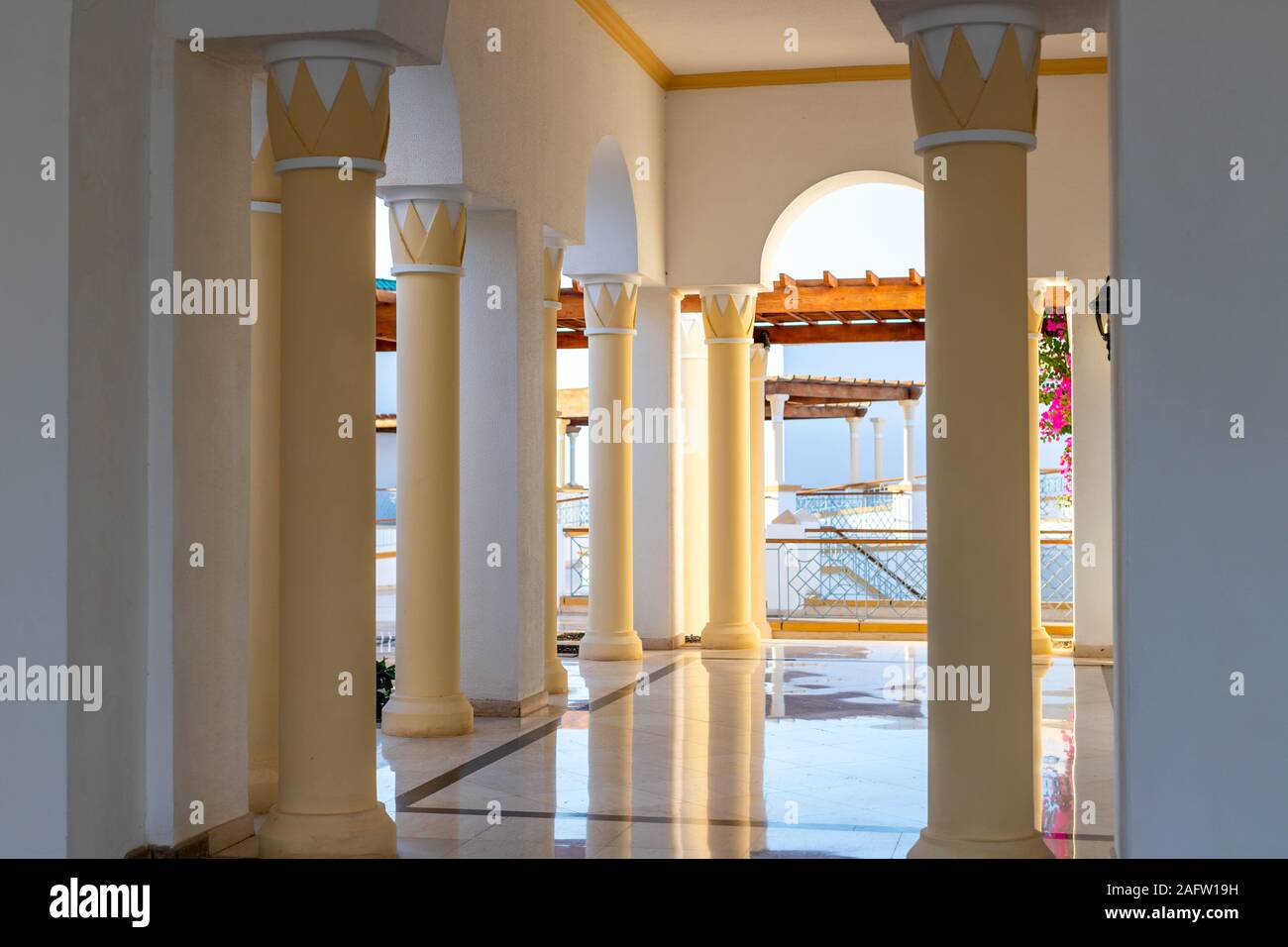 Building architecture lobby columns hi-res stock photography and images ...