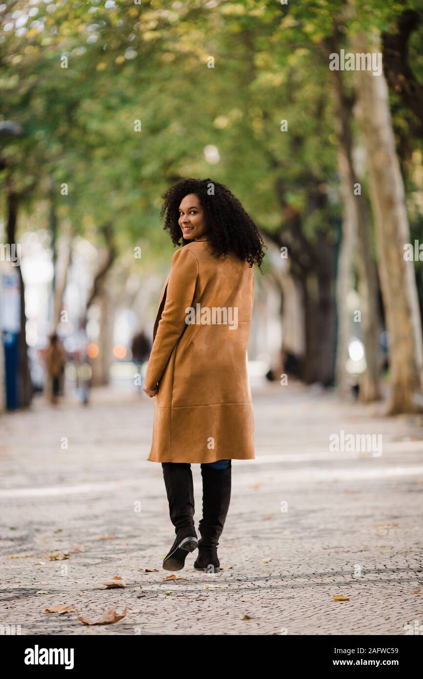 Woman looking over shoulder hi-res stock photography and images - Alamy