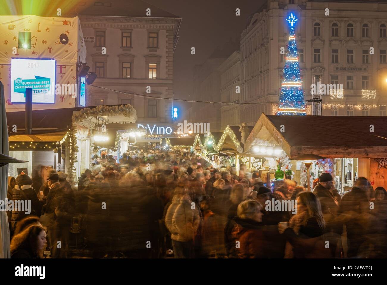 Budapest Christmas Market & illuminated tree at St Stephen square ...