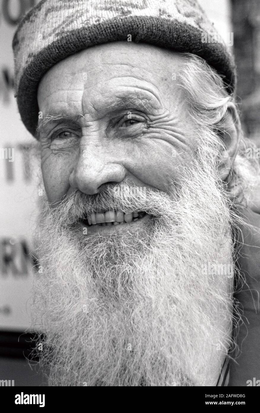 Old man smiling uk hi-res stock photography and images - Alamy