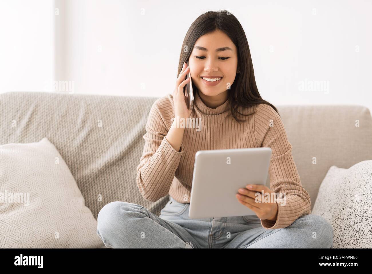 Japanese People Talking On Sofa High Resolution Stock Photography and ...