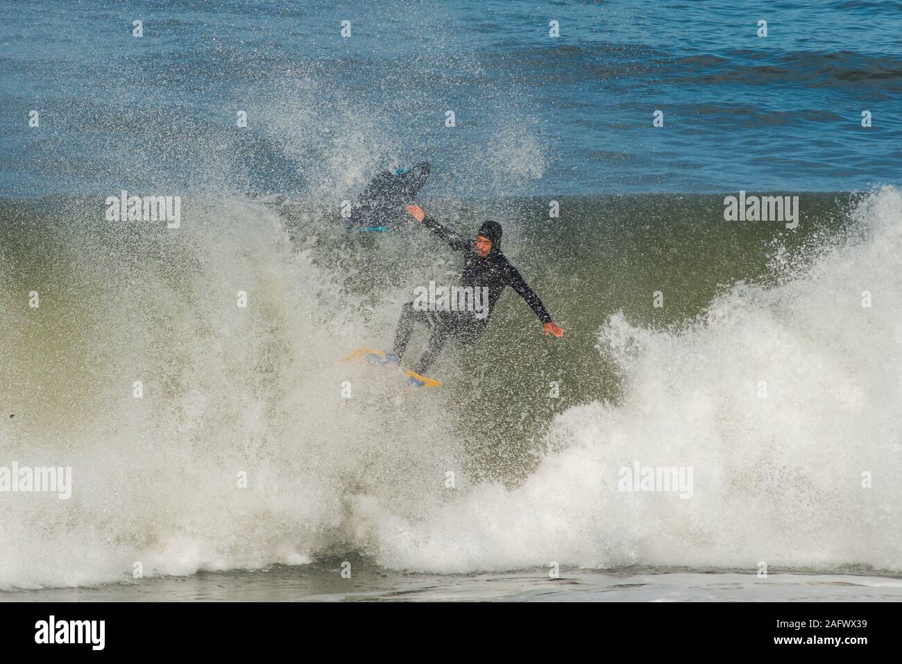 Surfer falling off surfboard hi-res stock photography and images - Alamy