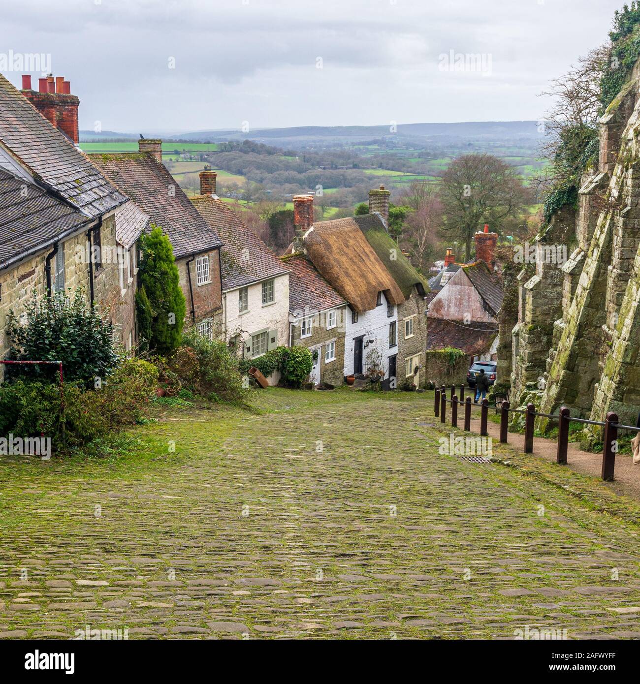 Steep cobbled street with thatched cottages, Gold Hill, Shaftesbury ...