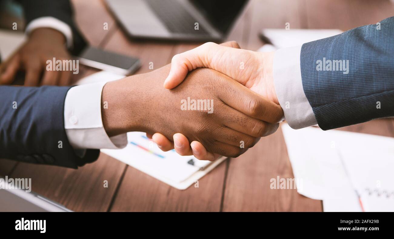 Business handshake deal diversity hi-res stock photography and images ...