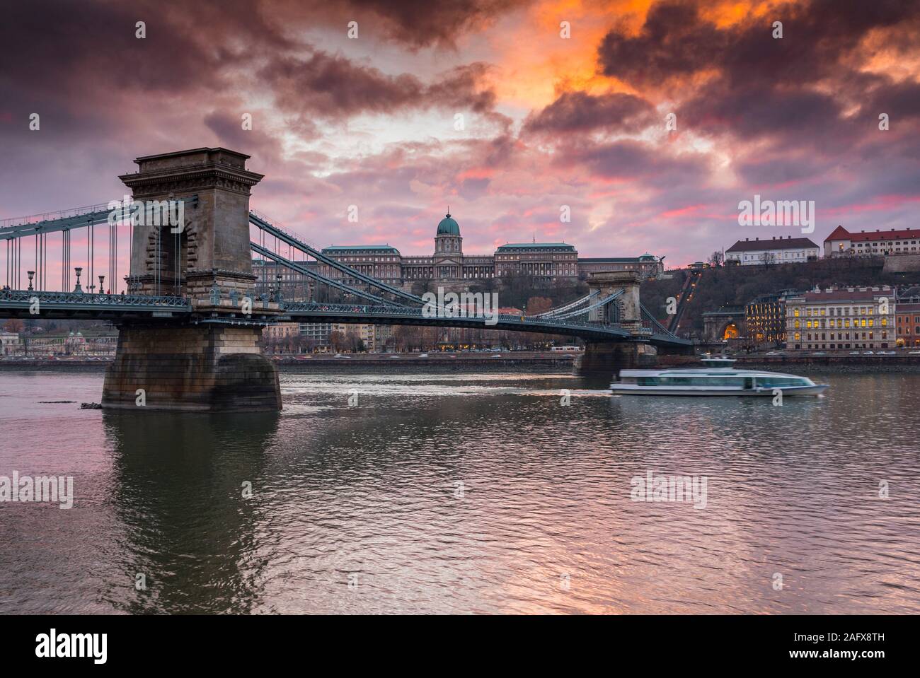 Budapest, Chain Bridge and Buda castle on the hill Stock Photo - Alamy