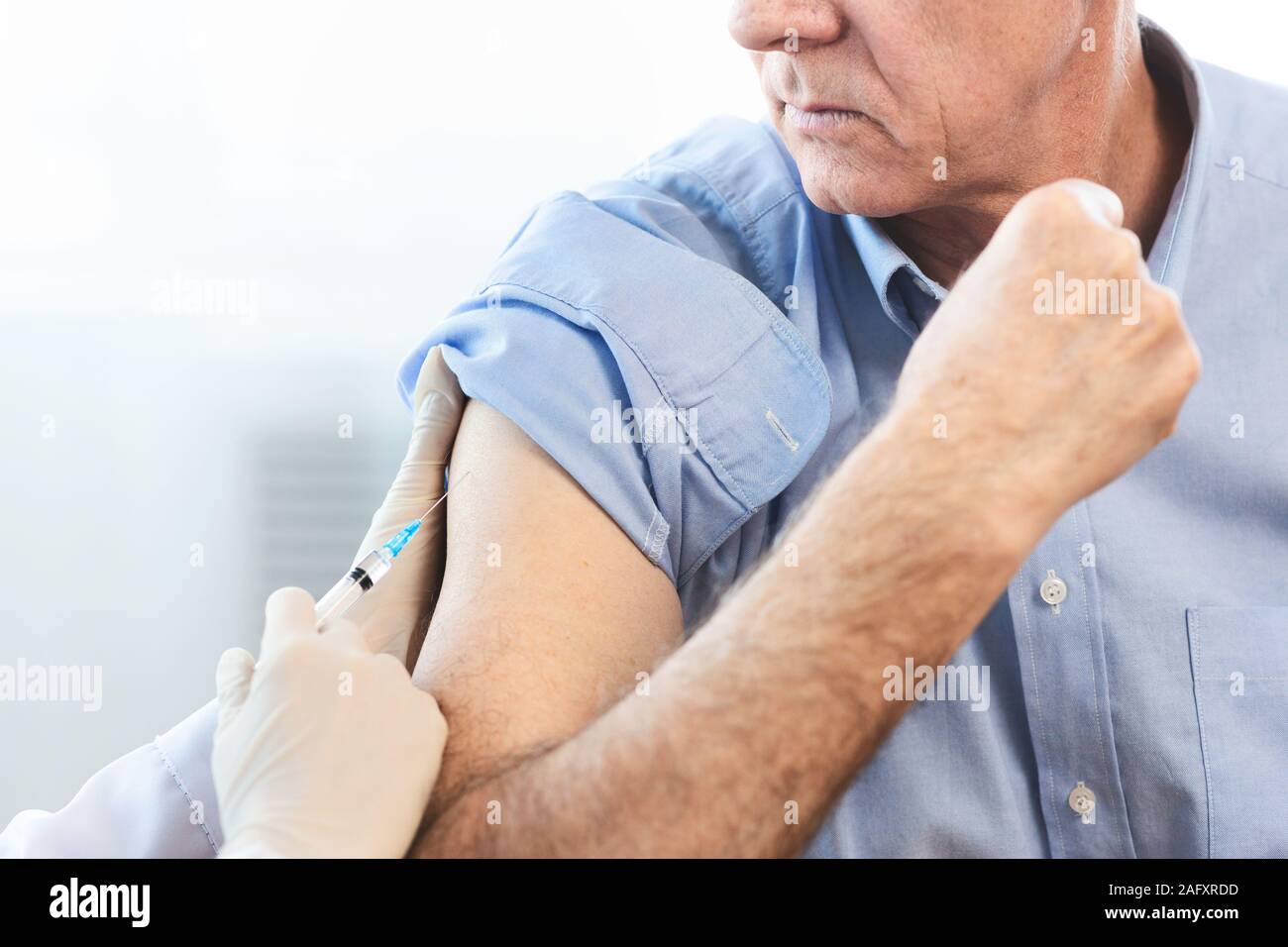 Injection into vein hi-res stock photography and images - Alamy