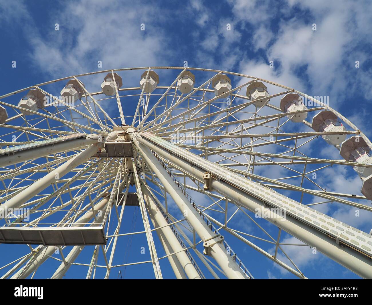A close up of an empty fairground ferris wheel against a blue sky Stock ...