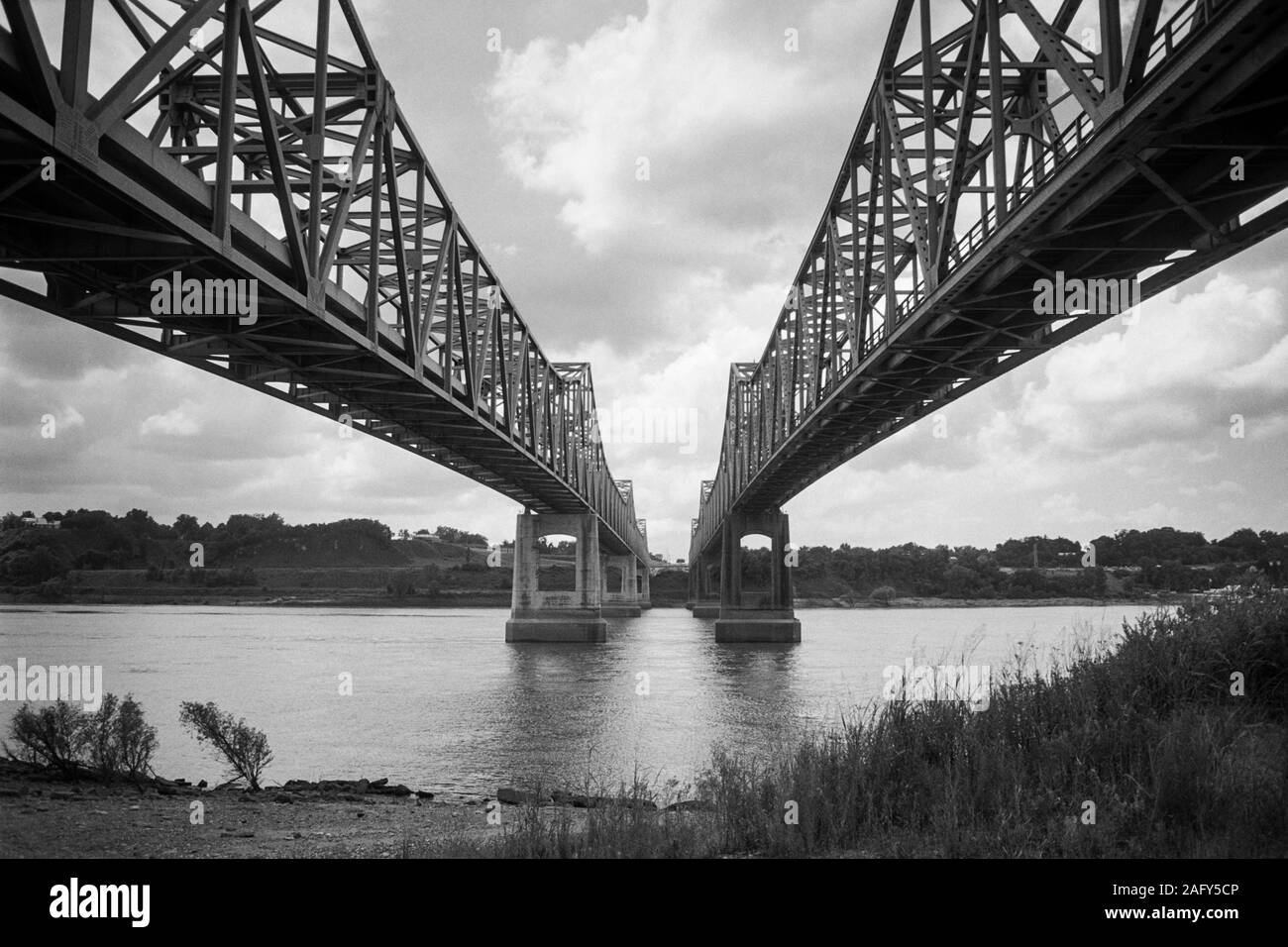 Black and white bridges hi-res stock photography and images - Alamy