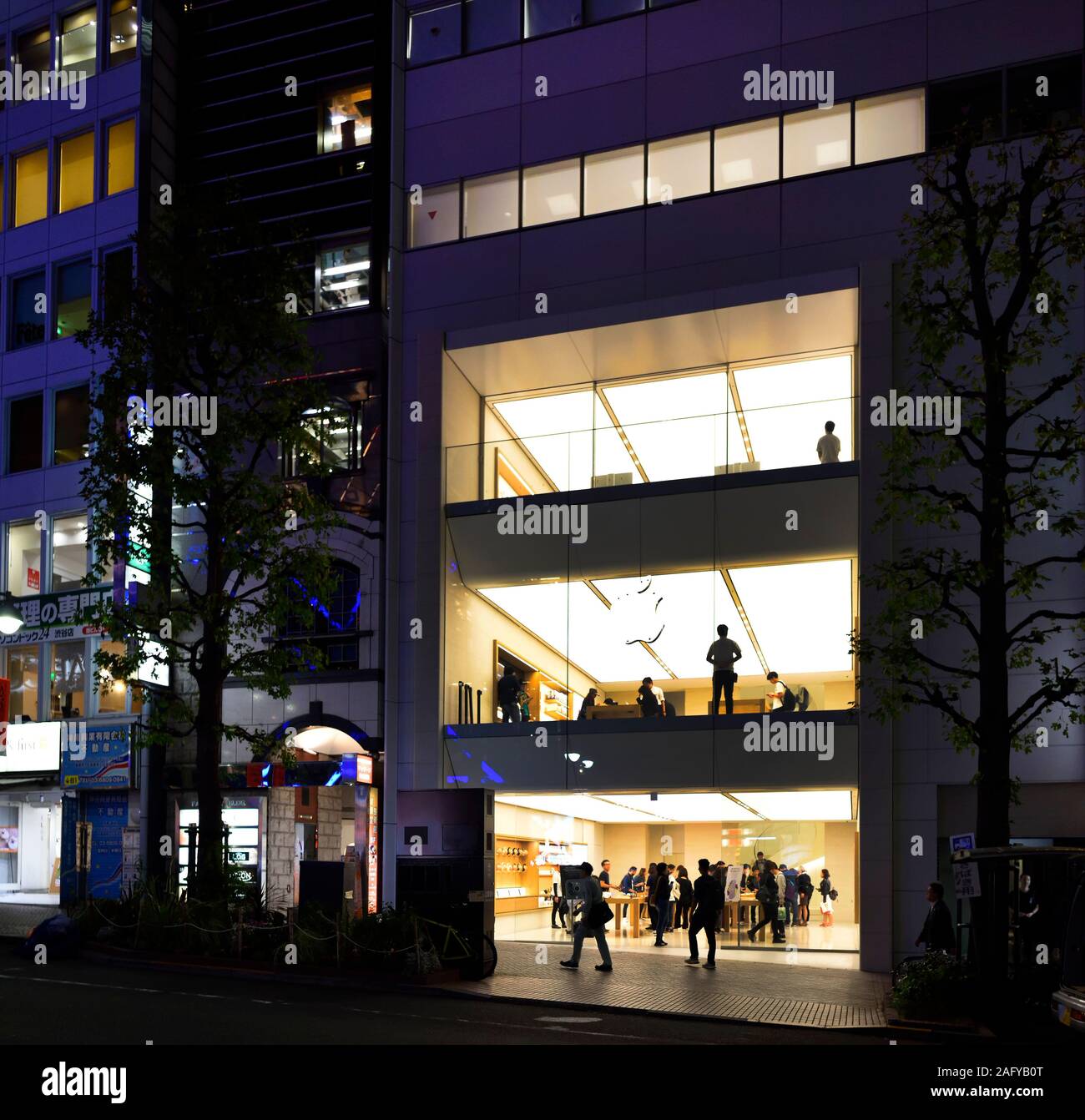 Apple Store Shibuya Japan Stock Photo - Alamy