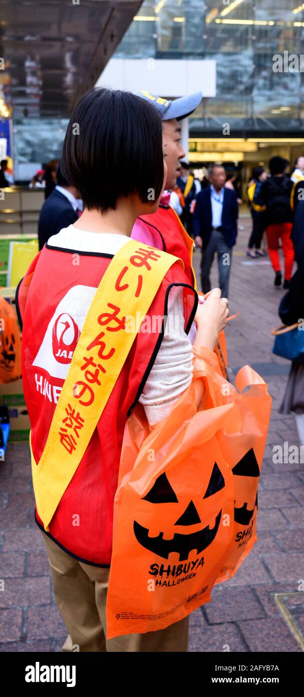 Clean up operation shibuya hi-res stock photography and images - Alamy