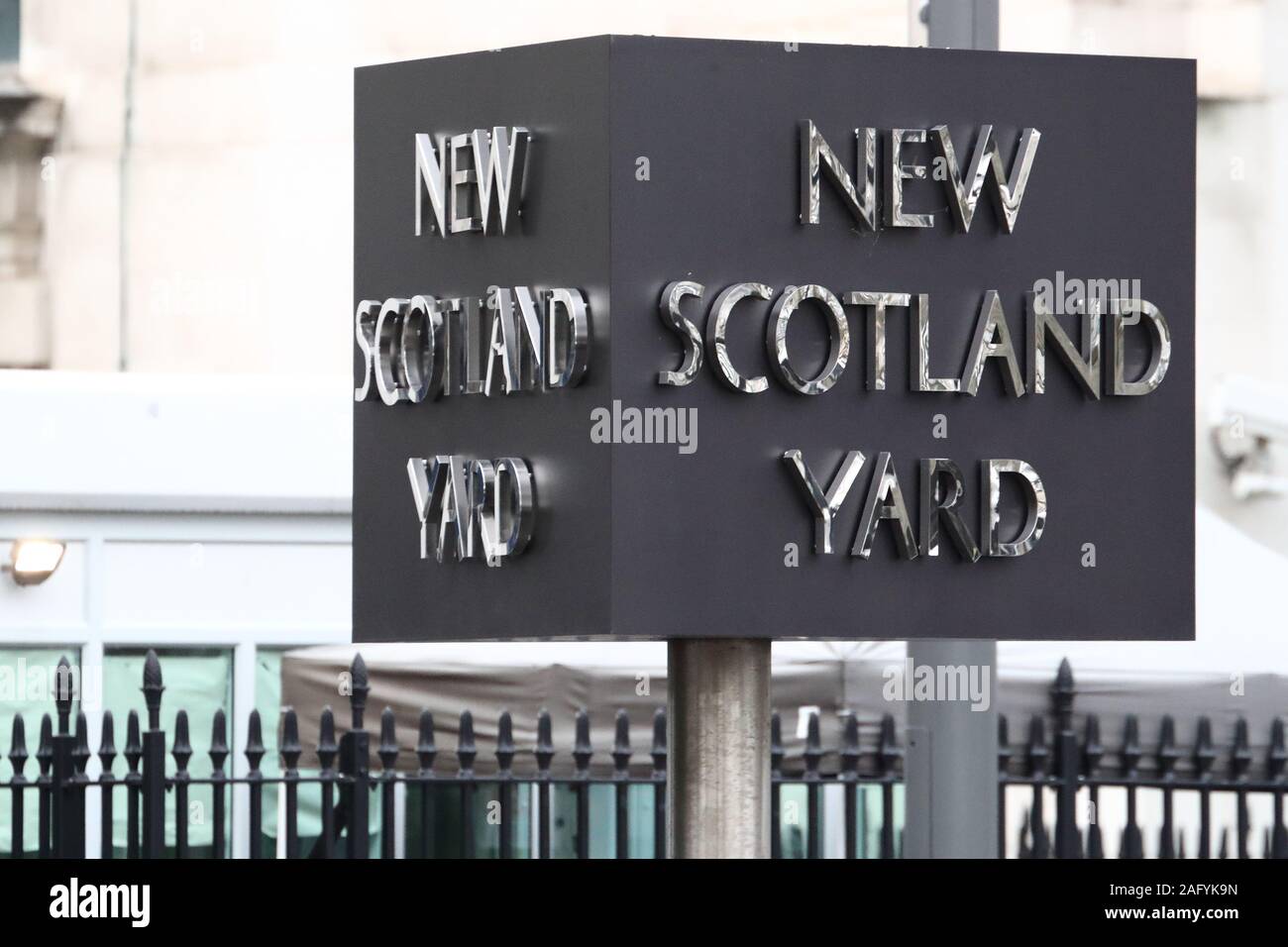 New scotland yard sign hi-res stock photography and images - Alamy