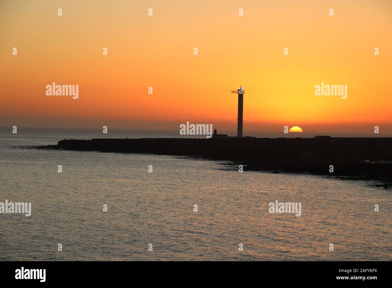 sunset with sun sinking below the horizon Stock Photo - Alamy