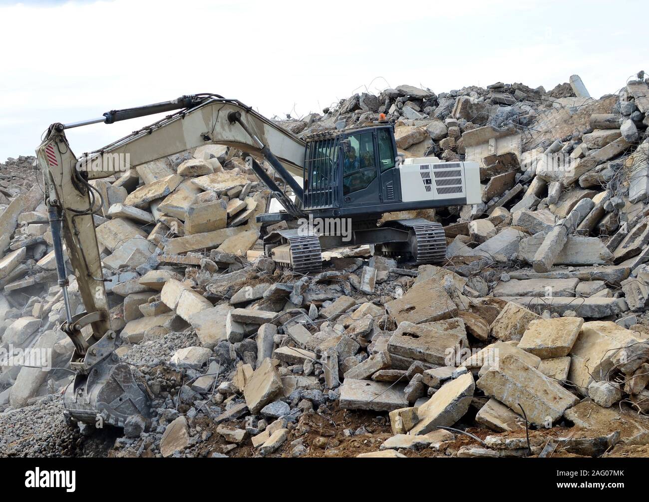 Salvaging and recycling building and construction materials. Industrial ...