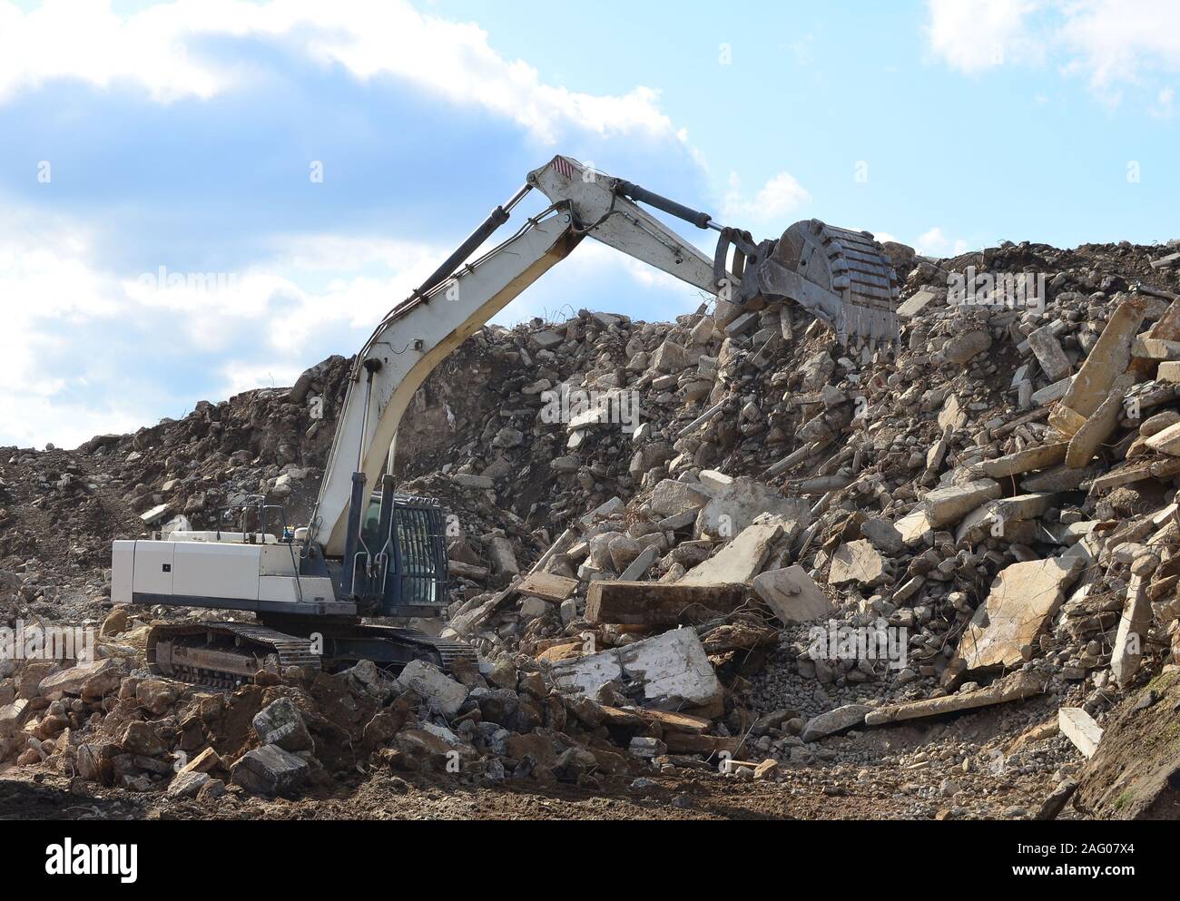 Salvaging and recycling building and construction materials. Industrial ...
