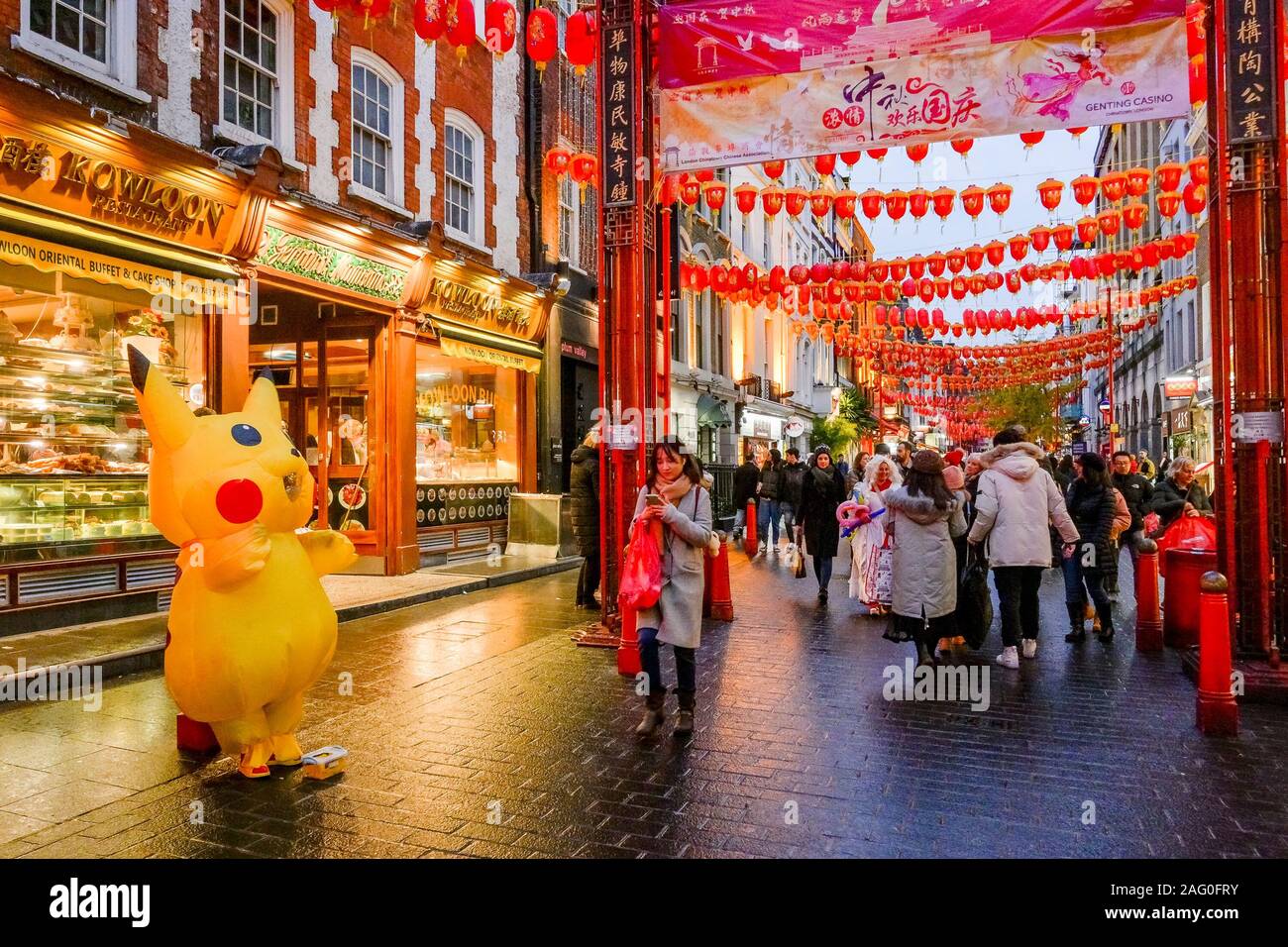 West end busker london uk hi-res stock photography and images - Alamy