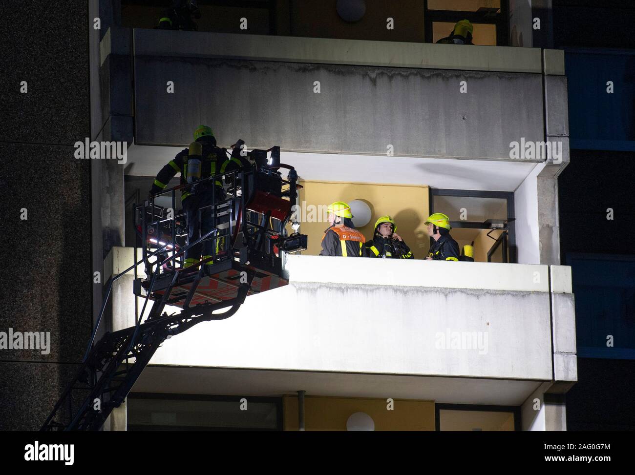 Firefighters on balcony hi-res stock photography and images - Alamy